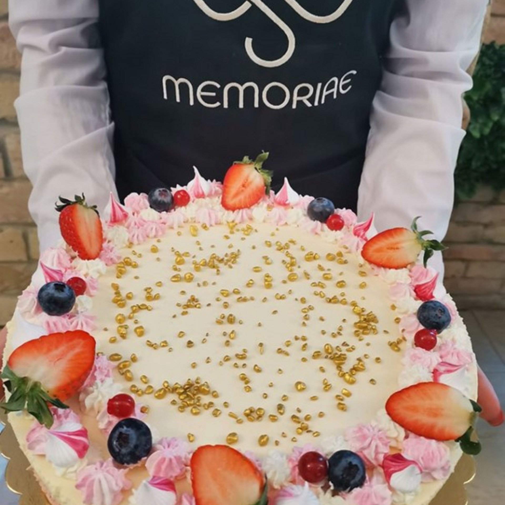 White chocolate-ruby chocolate mousse cake order in Kaposvár | Memoriae ...